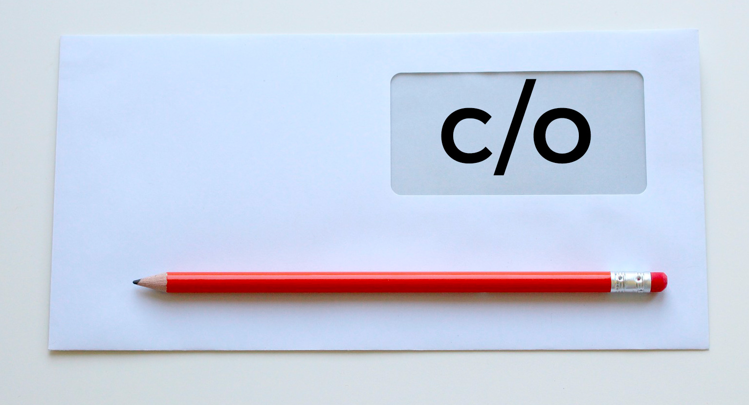 Hvad betyder "c/o"? | Det danske sprog